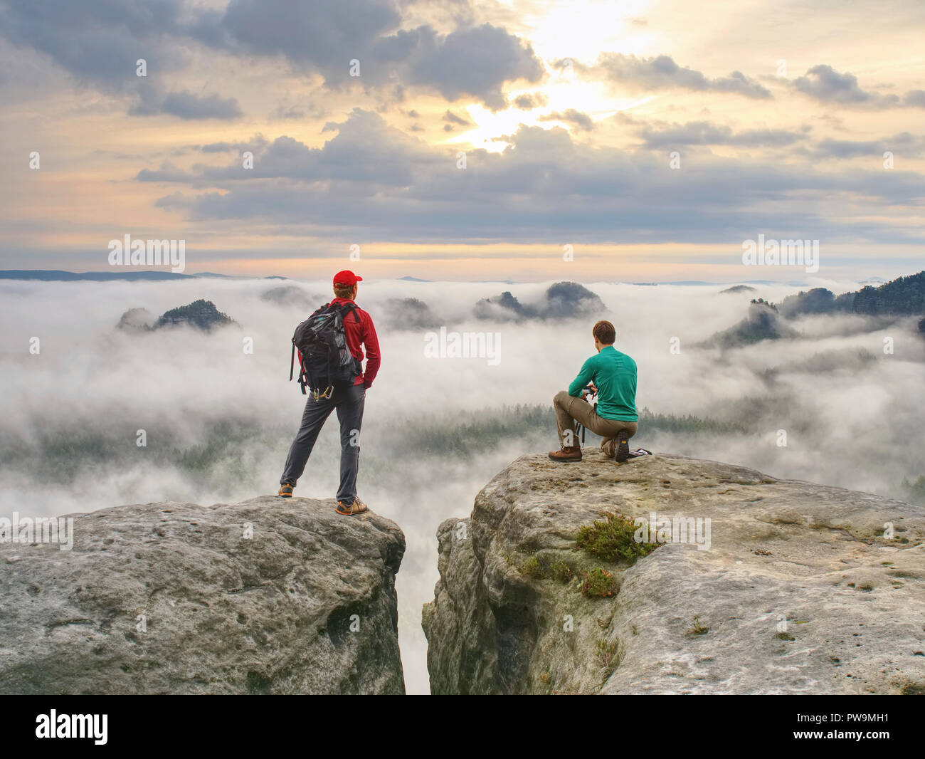 Hands framing landscape hi-res stock photography and images - Alamy
