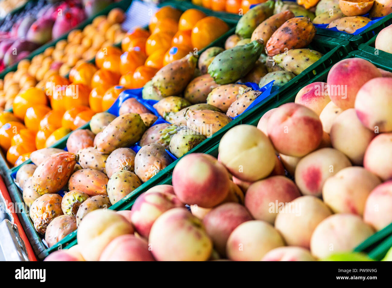 Grocery store produce outside hi-res stock photography and images - Alamy