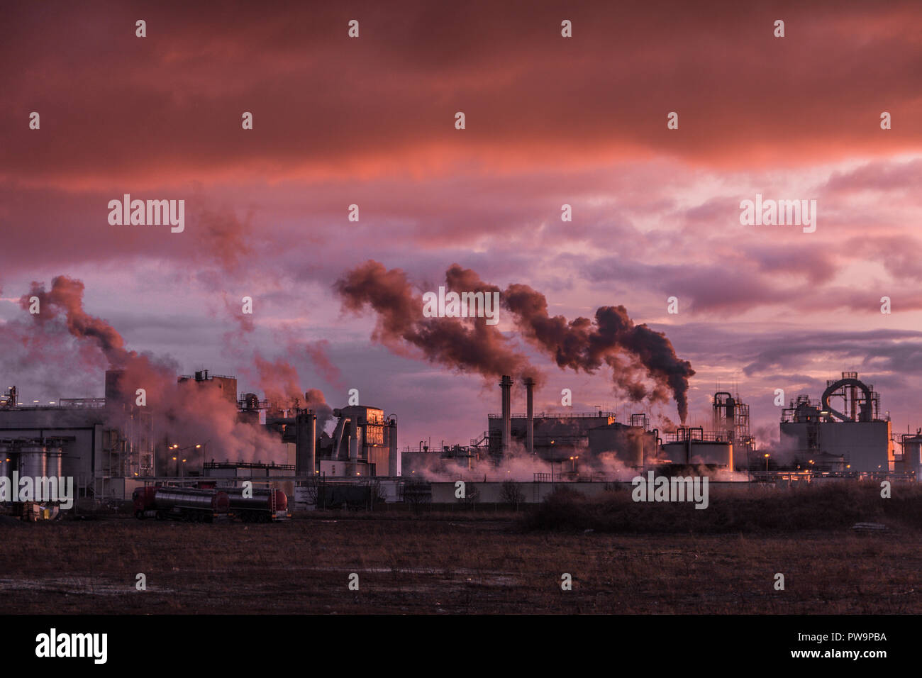 Factory at sunset hi-res stock photography and images - Alamy