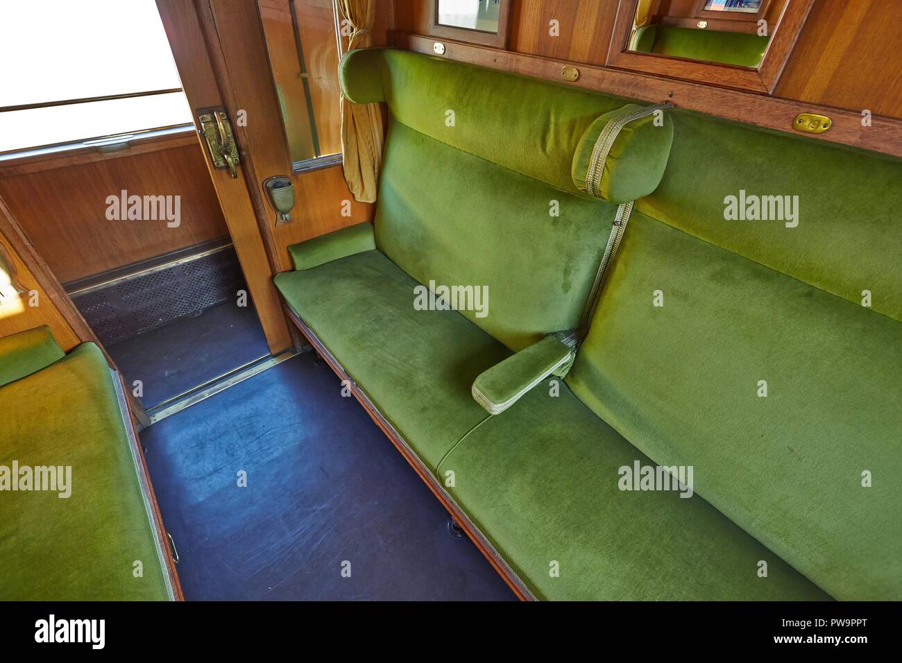 Vintage train carriage interior hi-res stock photography and images - Alamy