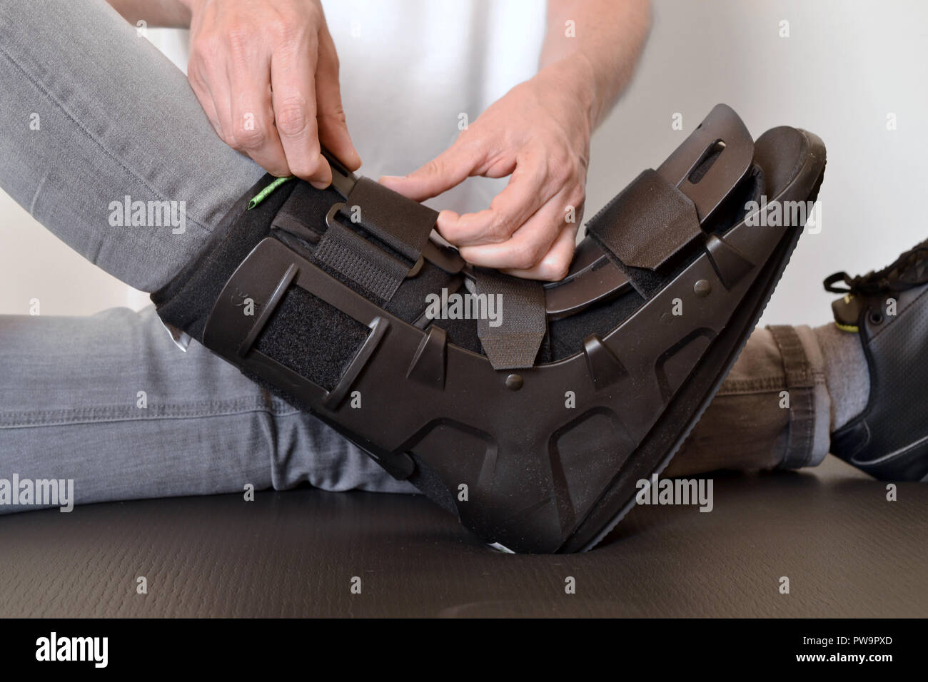 orthosis physiotherapist adjusting create gibs splint rails Stock Photo ...