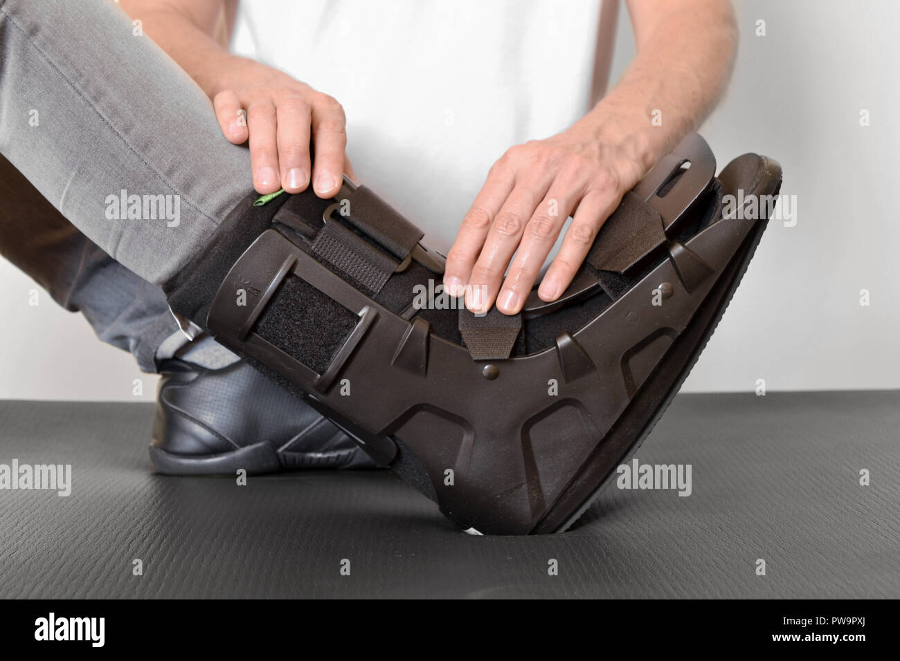 Splint hi-res stock photography and images - Alamy