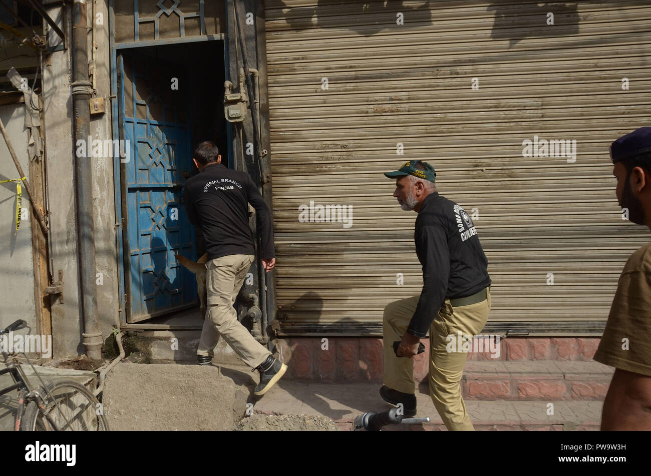 Police forensic teams house hi-res stock photography and images - Alamy