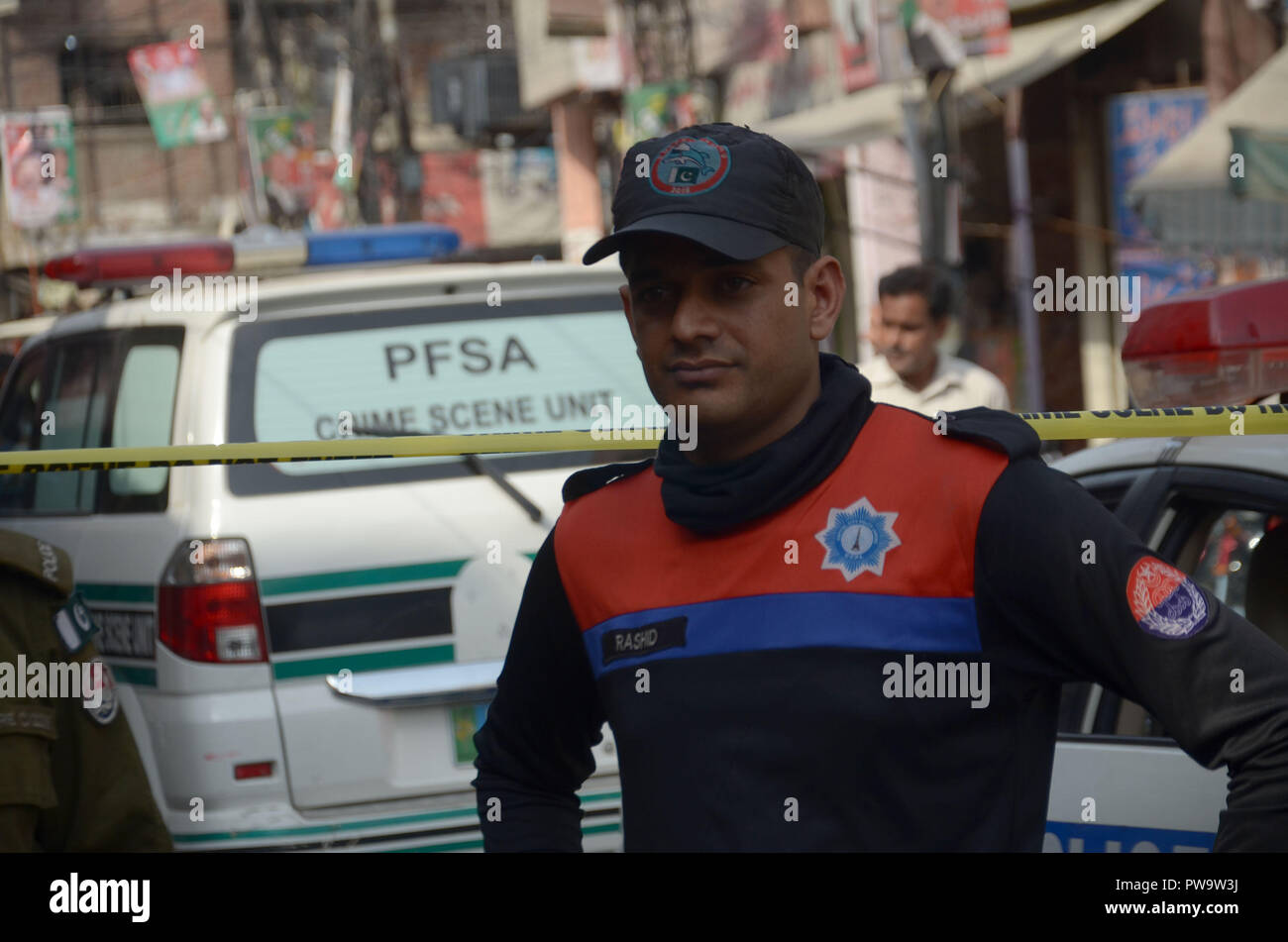 Police forensic teams house hi-res stock photography and images - Alamy