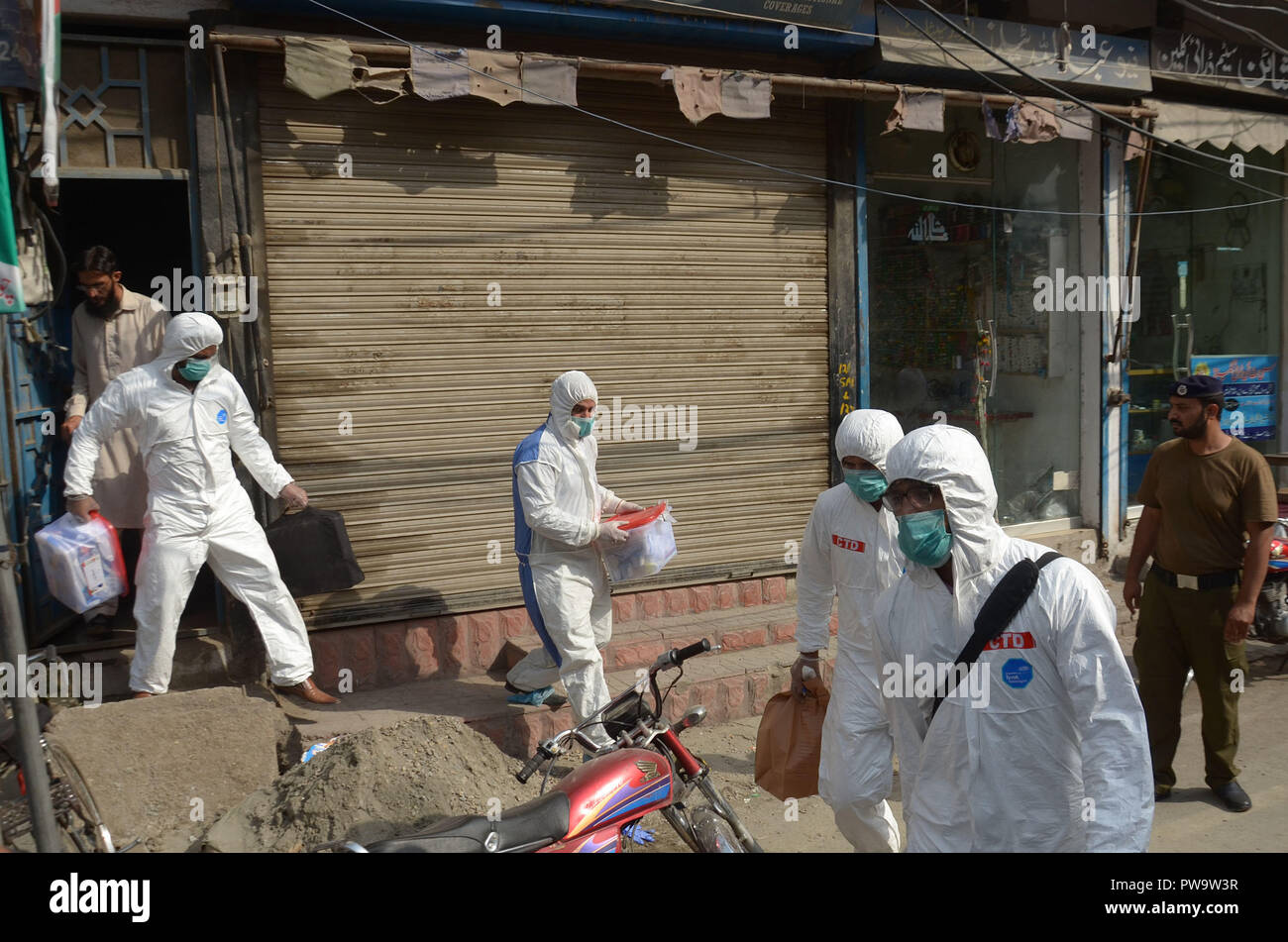Police forensic teams house hi-res stock photography and images - Alamy