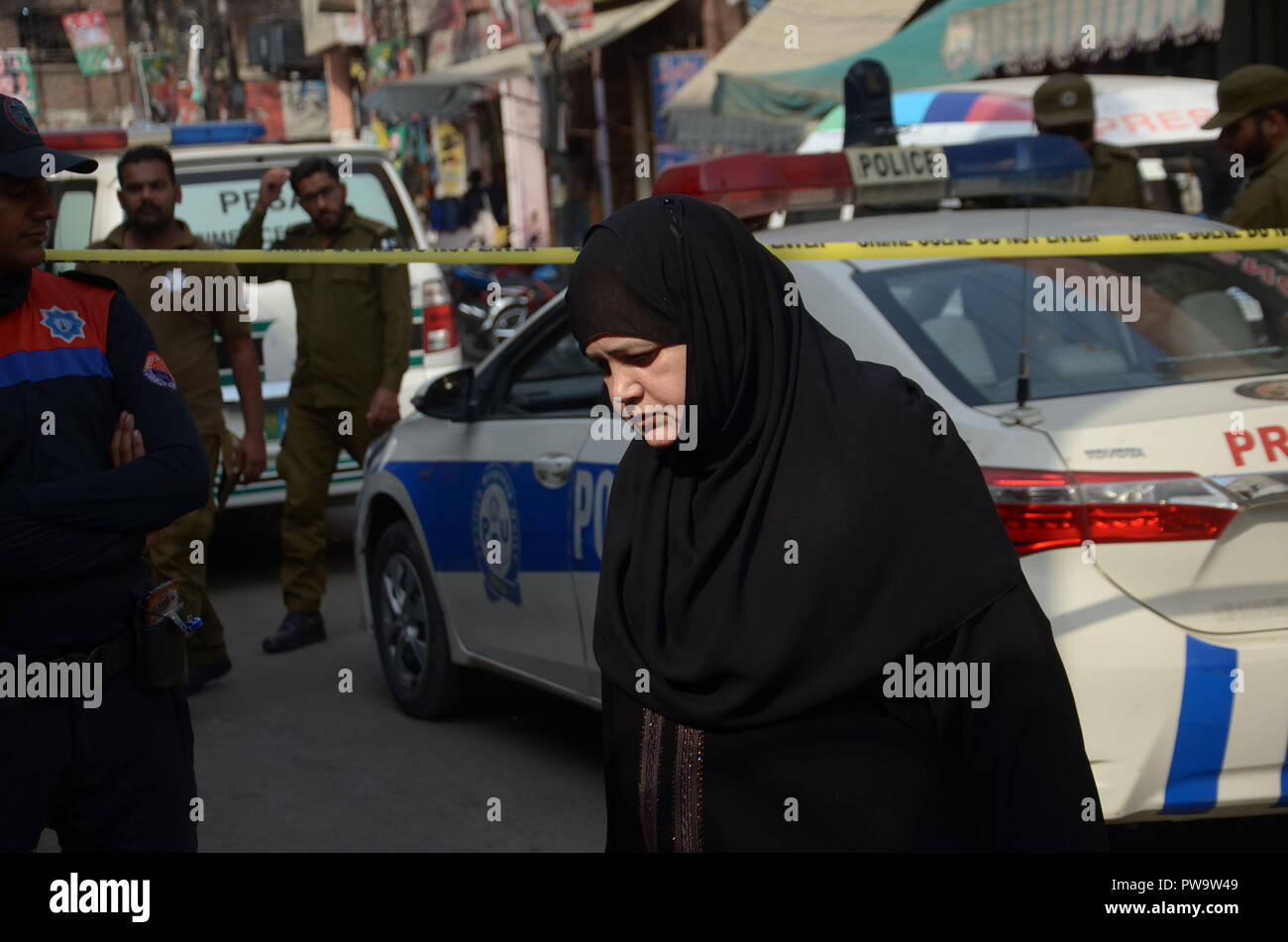 Lahore, Pakistan. 13th Oct, 2018. Teams of Counter Terrorism Department ...