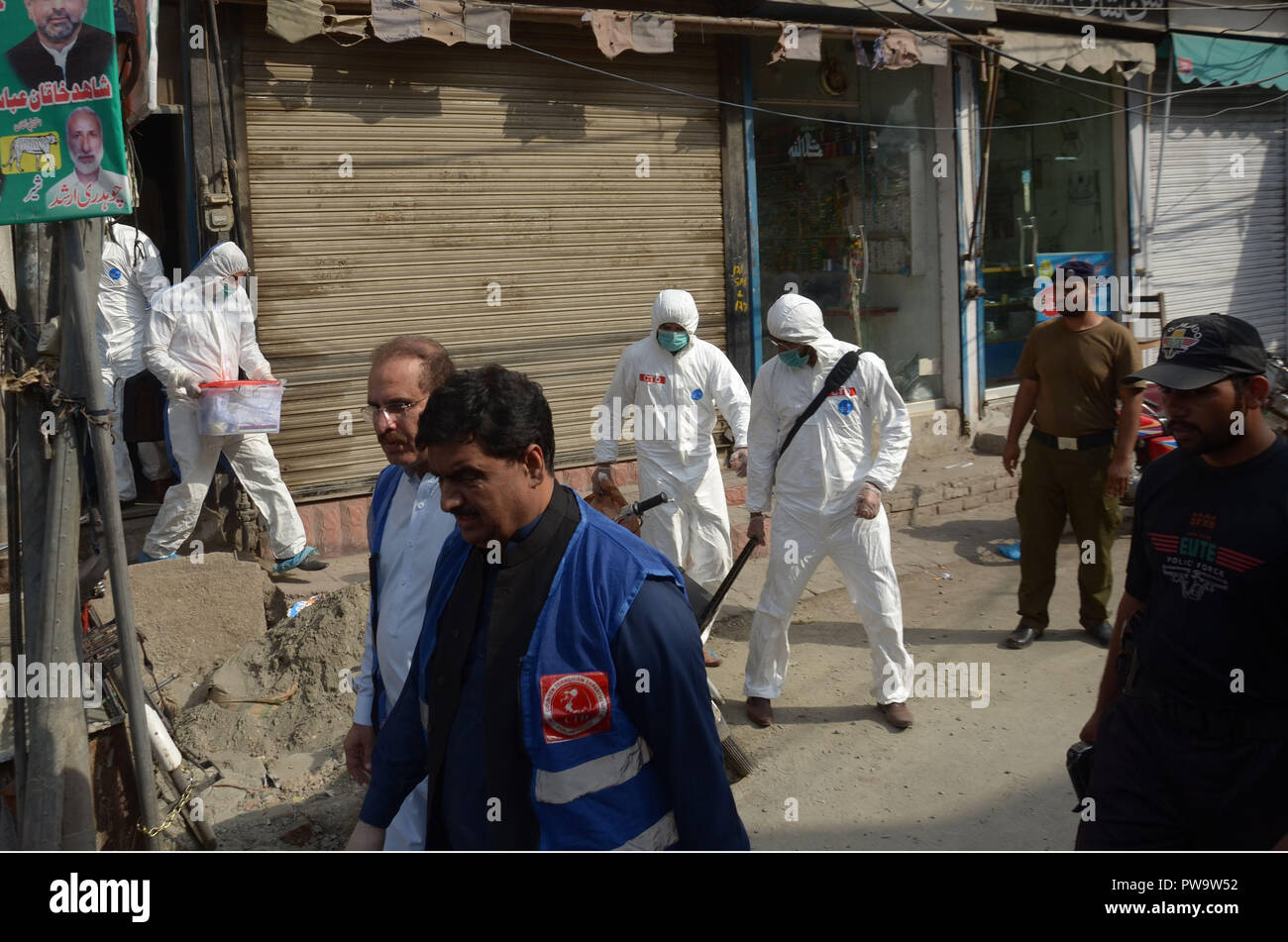 Lahore, Pakistan. 13th Oct, 2018. Teams of Counter Terrorism Department ...