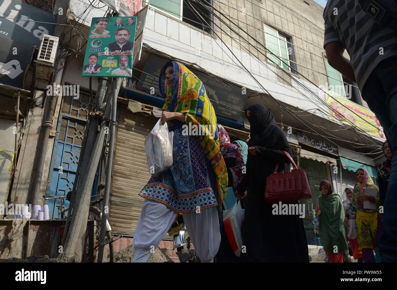 Lahore, Pakistan. 13th Oct, 2018. Teams of Counter Terrorism Department ...