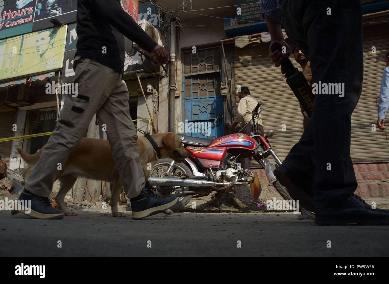 Police forensic teams house hi-res stock photography and images - Alamy