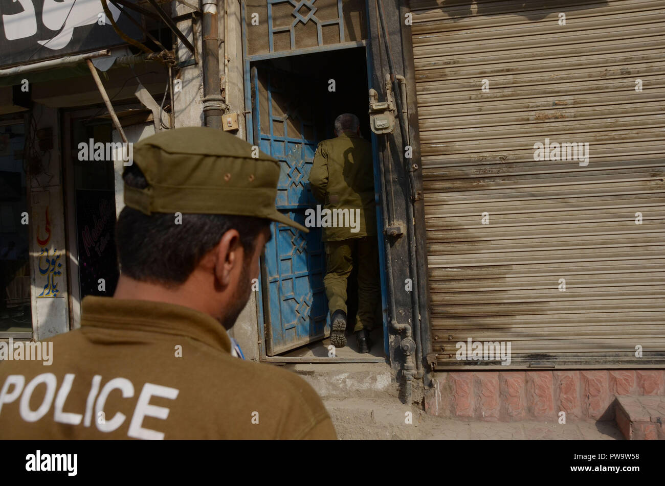 Lahore, Pakistan. 13th Oct, 2018. Teams of Counter Terrorism Department ...