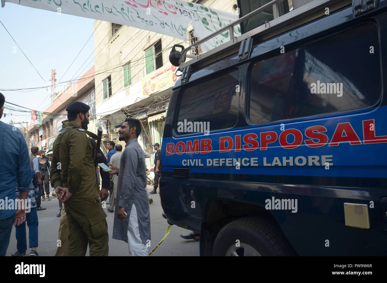 Lahore, Pakistan. 13th Oct, 2018. Teams of Counter Terrorism Department ...