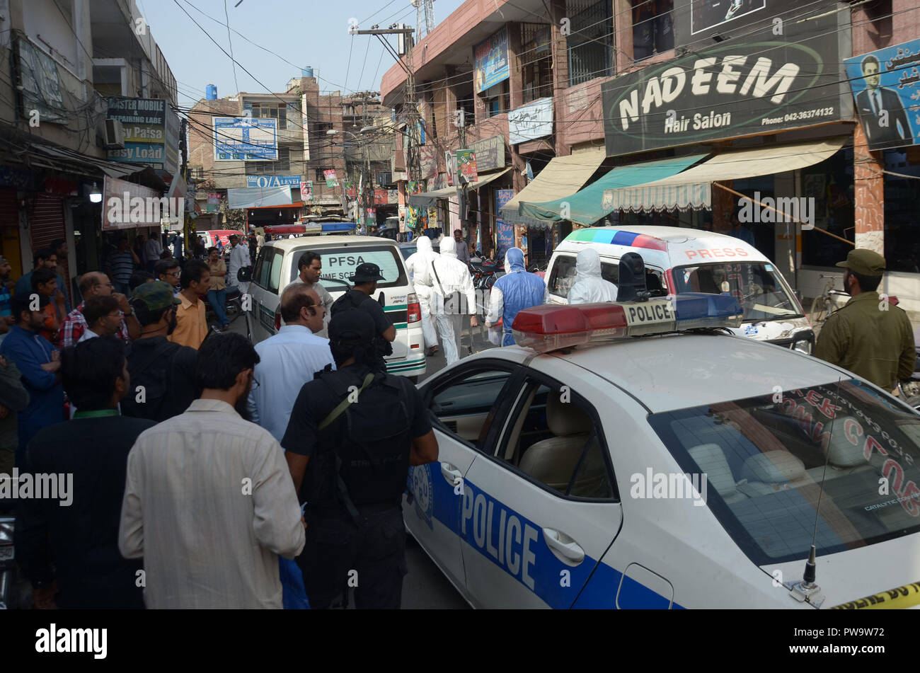 Lahore, Pakistan. 13th Oct, 2018. Teams of Counter Terrorism Department ...