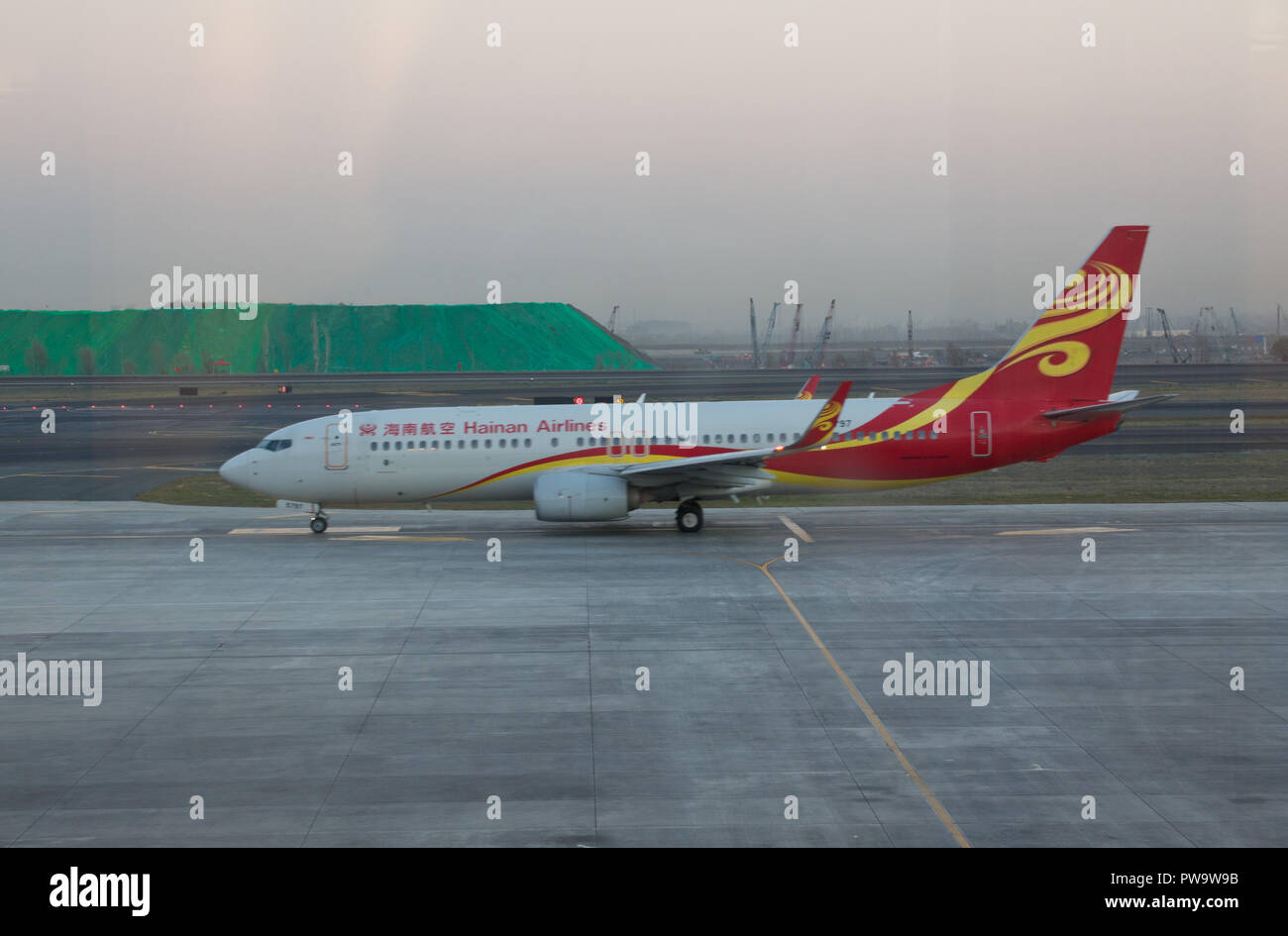 Hainan Airlines flight on tarmac Stock Photo - Alamy