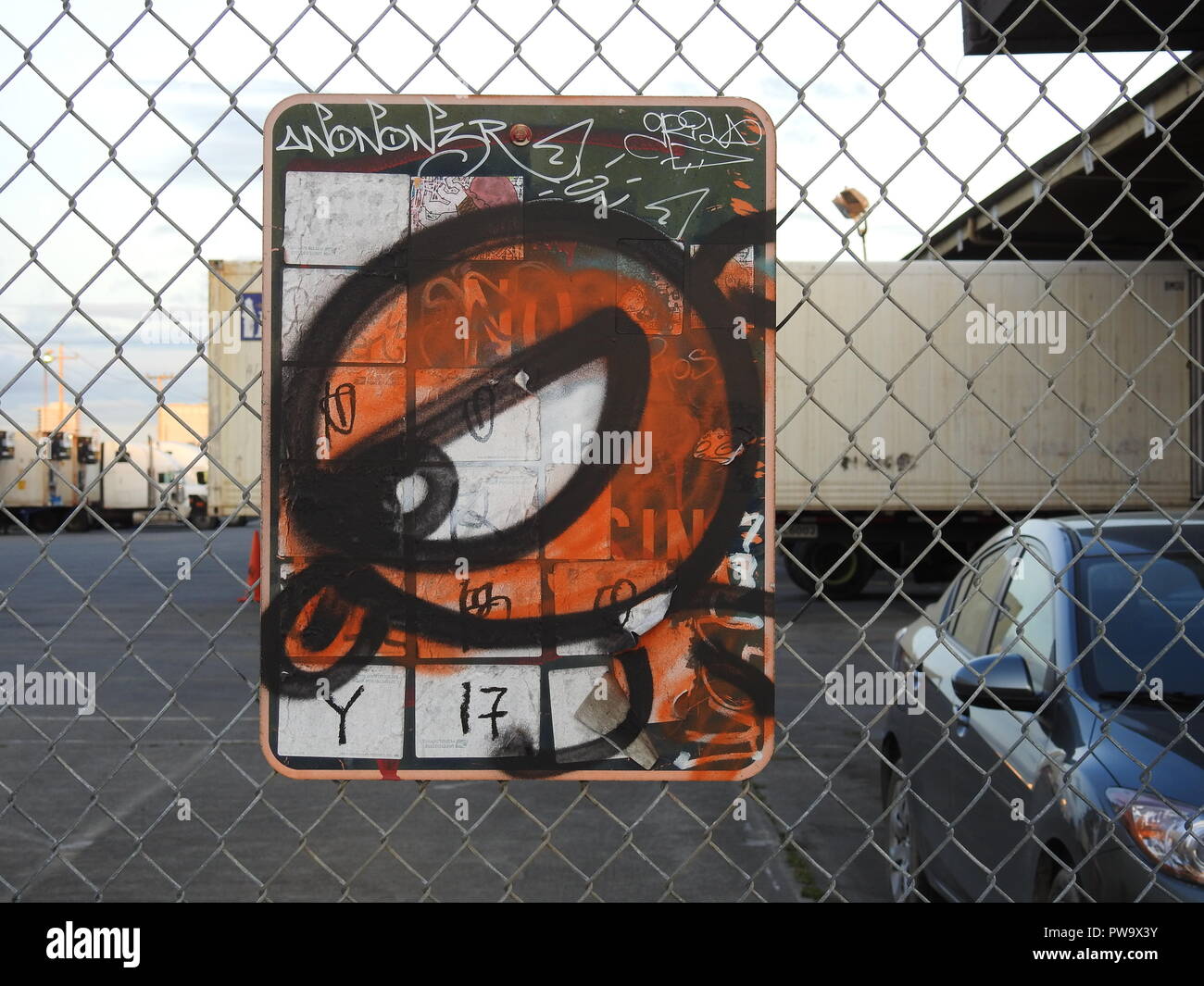 Graffiti on chain link hi-res stock photography and images - Alamy
