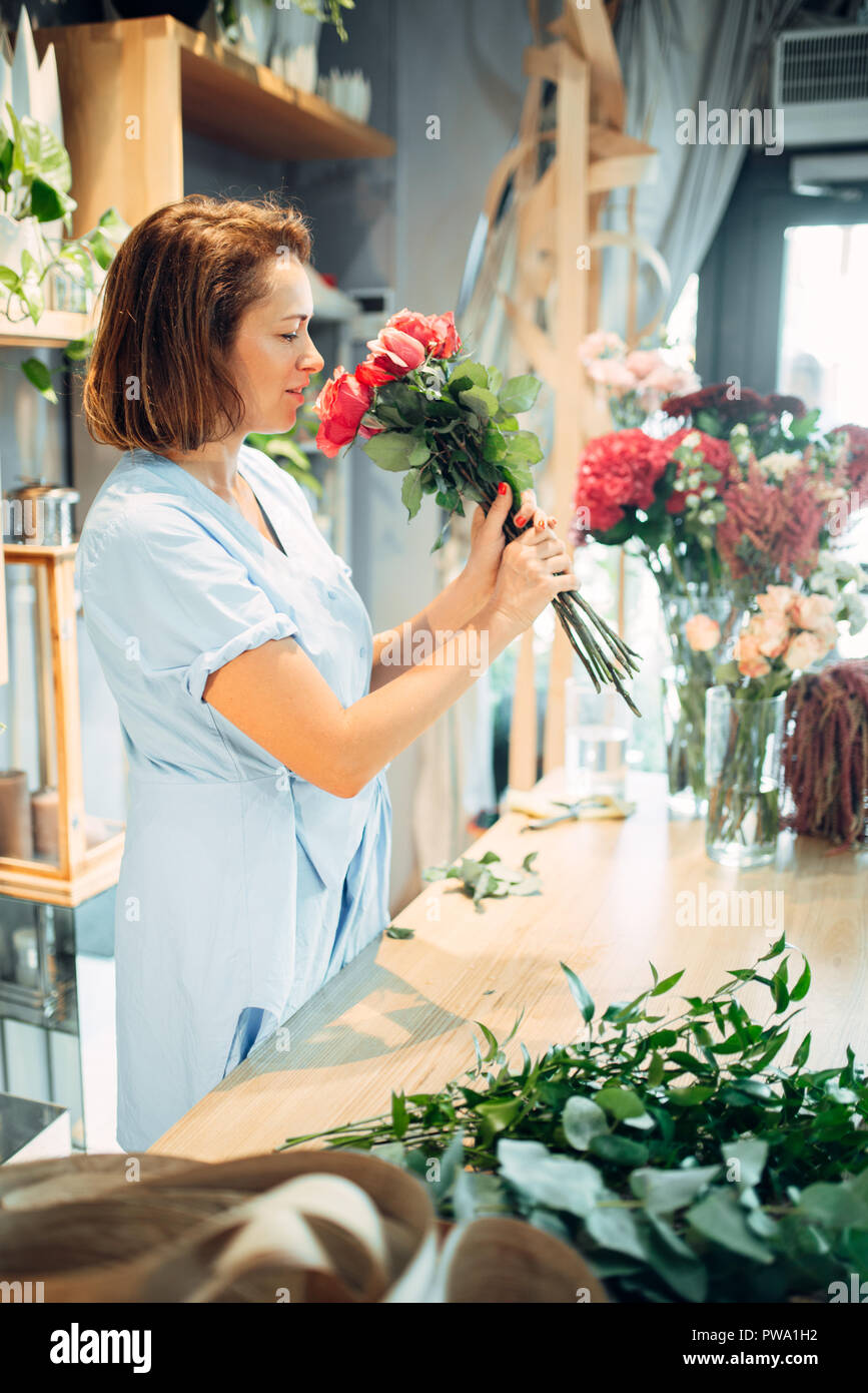 Woman flower shop roses hi-res stock photography and images - Alamy