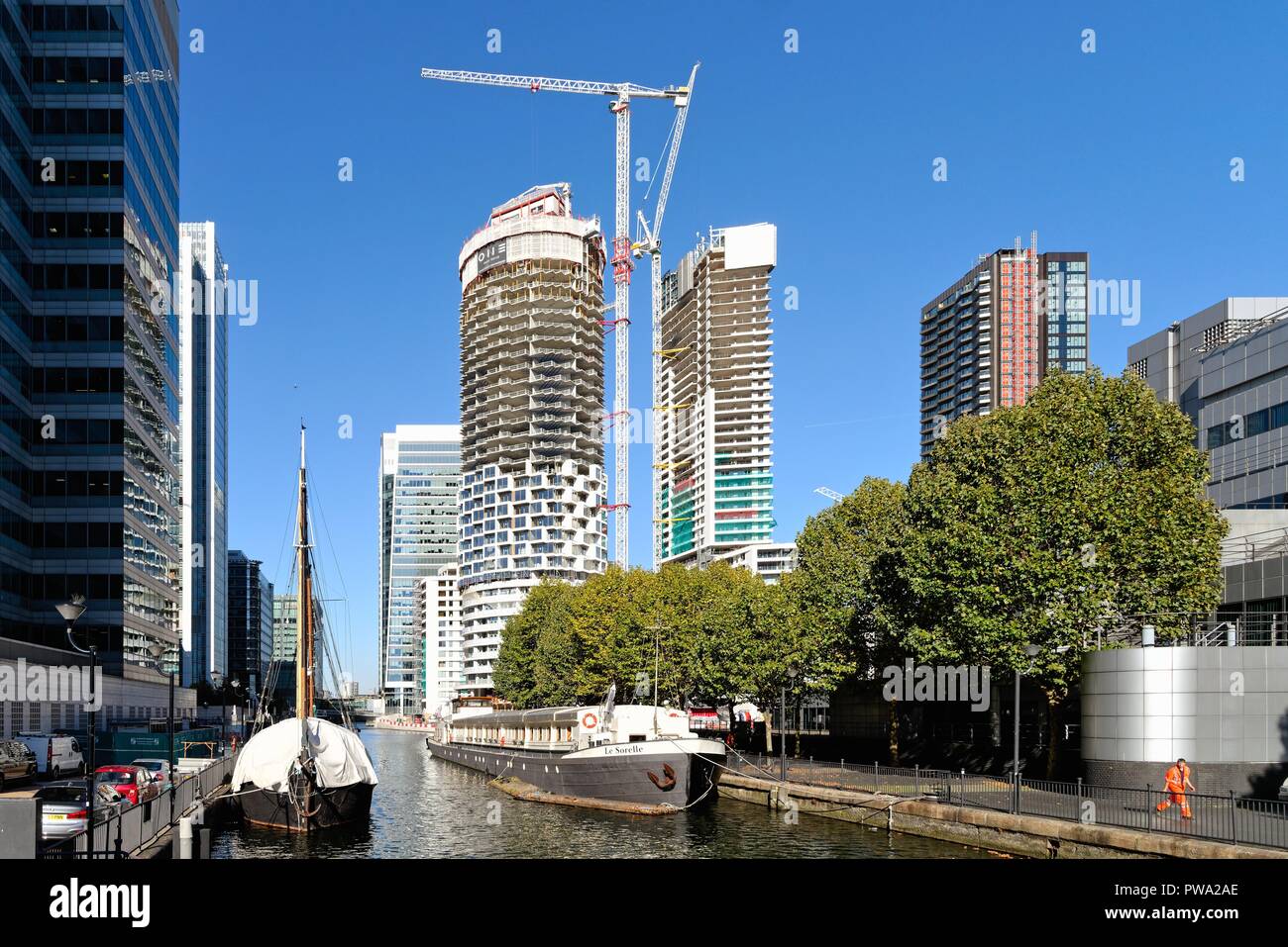 Millwall Inner Dock with skyscrapers under construction Canary Wharf ...
