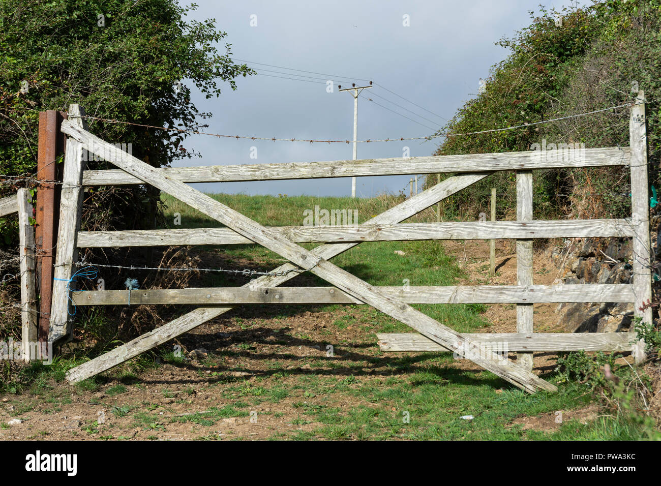 Quaint old English gate Stock Photo - Alamy