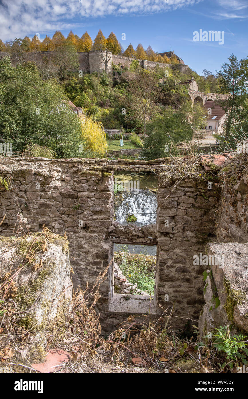 Windows on side house hi-res stock photography and images - Alamy