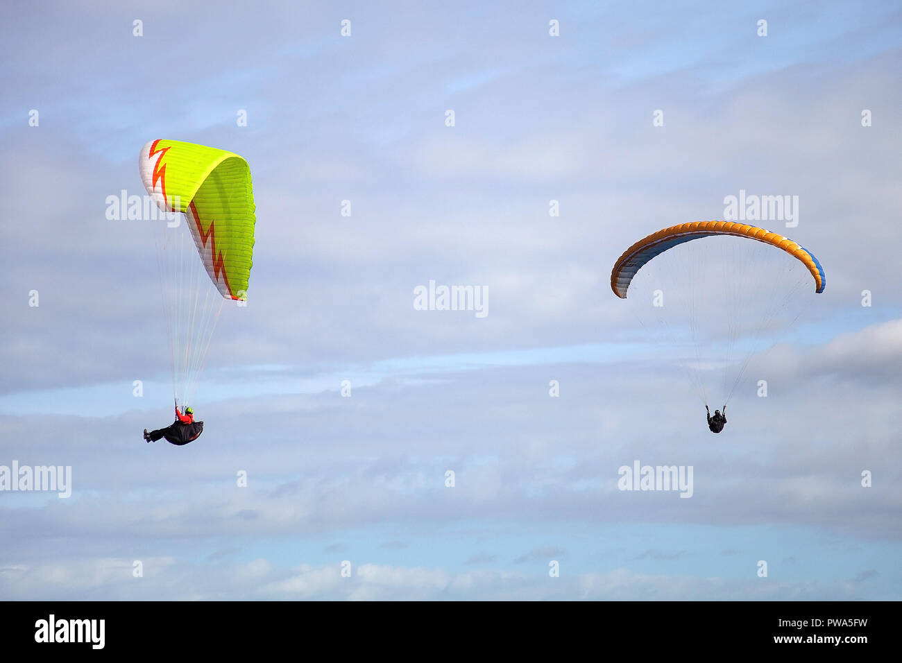 Flying horizontally hi-res stock photography and images - Alamy