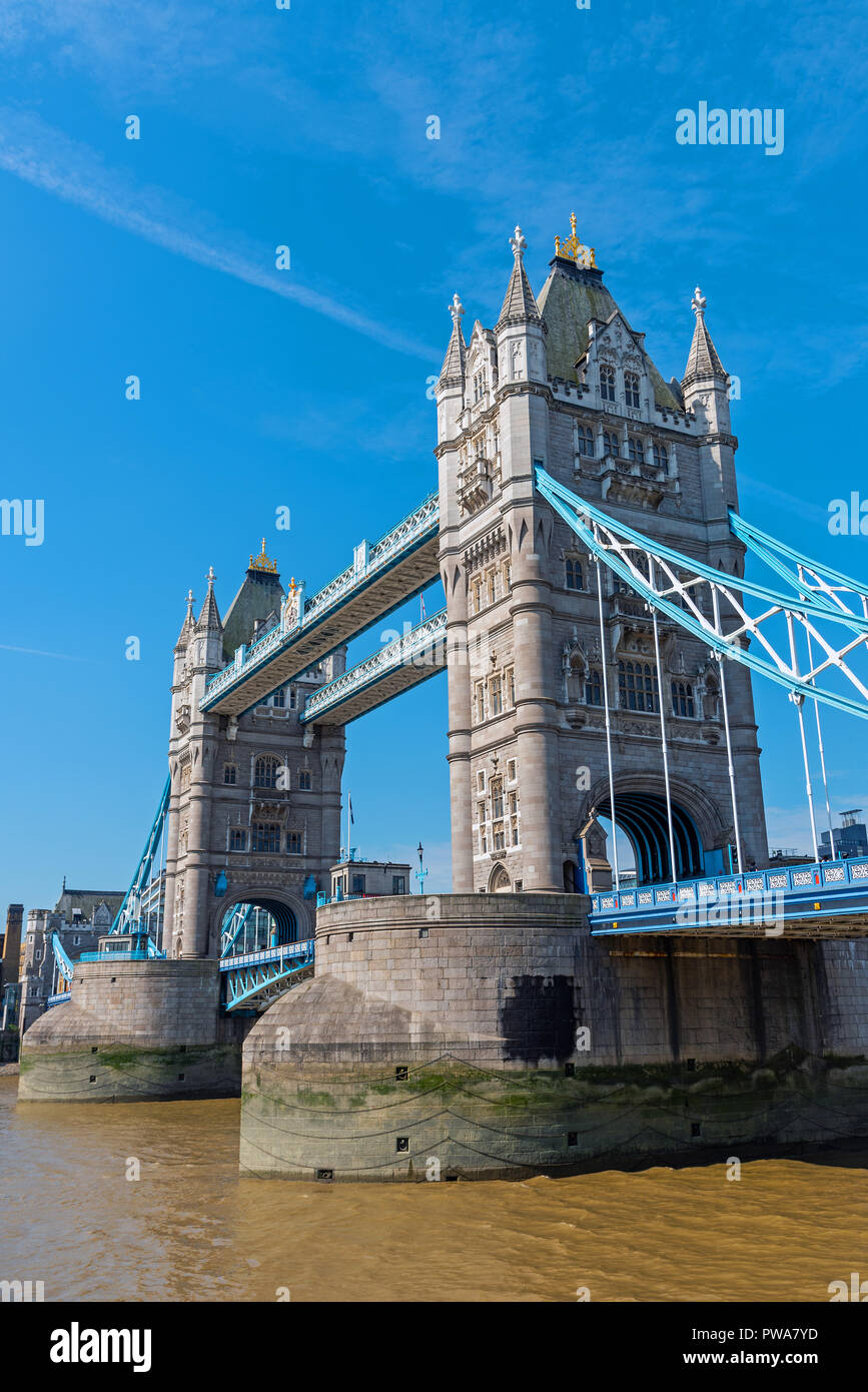 Famous tower bridge hi-res stock photography and images - Alamy