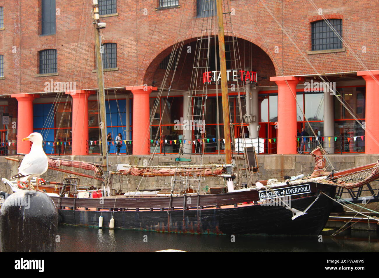 Ship outside the Tate Art gallery, Albert Dock, Liverpool Stock Photo ...