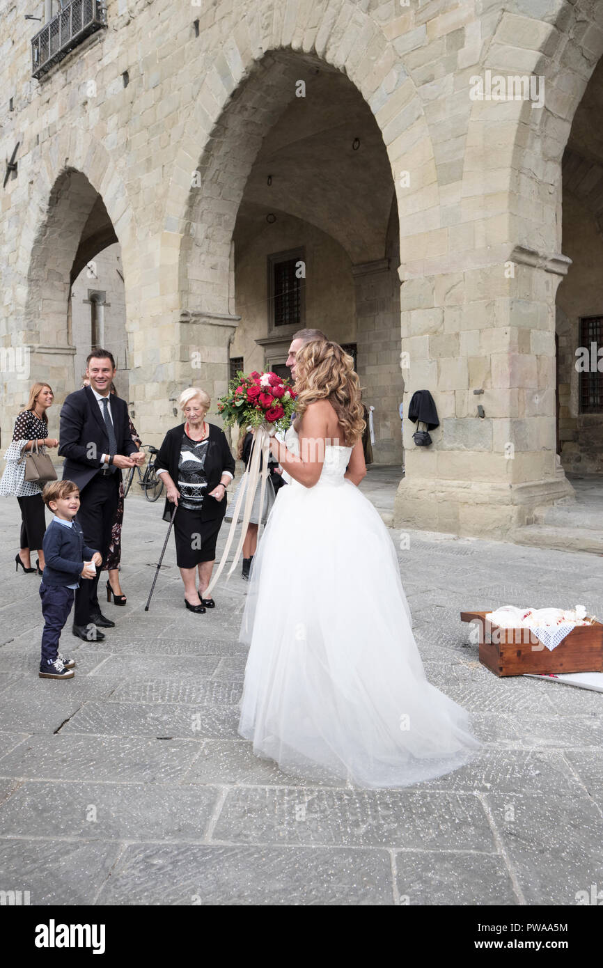 Tuscany wedding party hi-res stock photography and images - Alamy