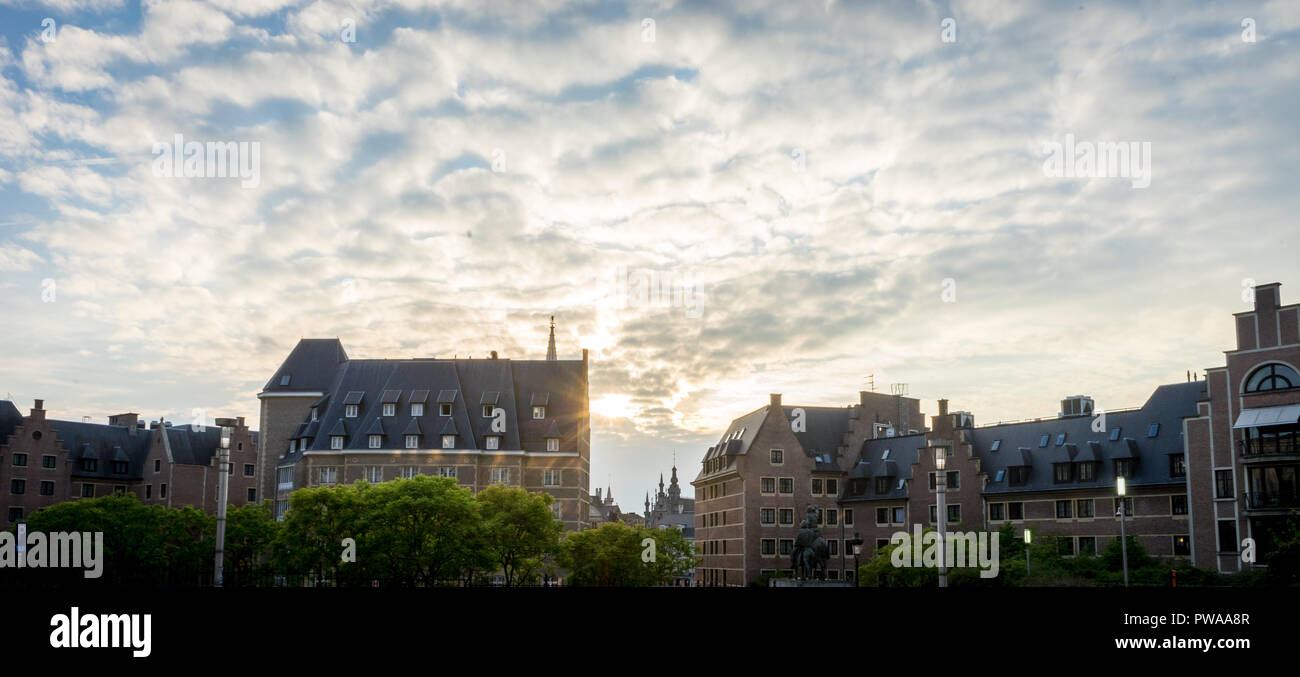 Sunset behind glass building hi-res stock photography and images - Alamy