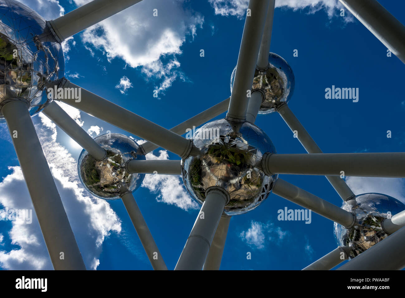 Atomic structure glass hi-res stock photography and images - Alamy