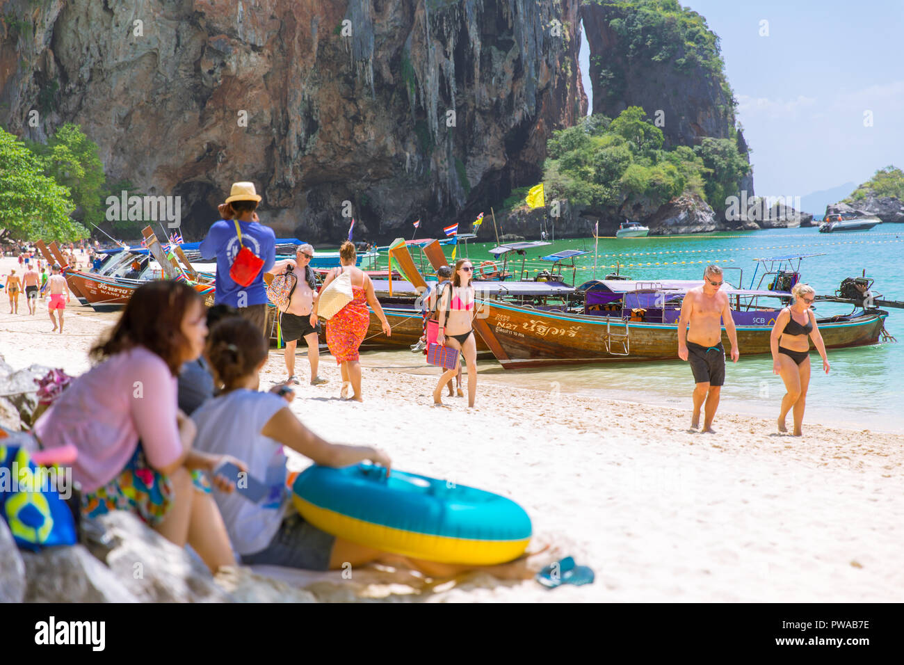 Maya bay beach thailand crowd hi-res stock photography and images - Alamy