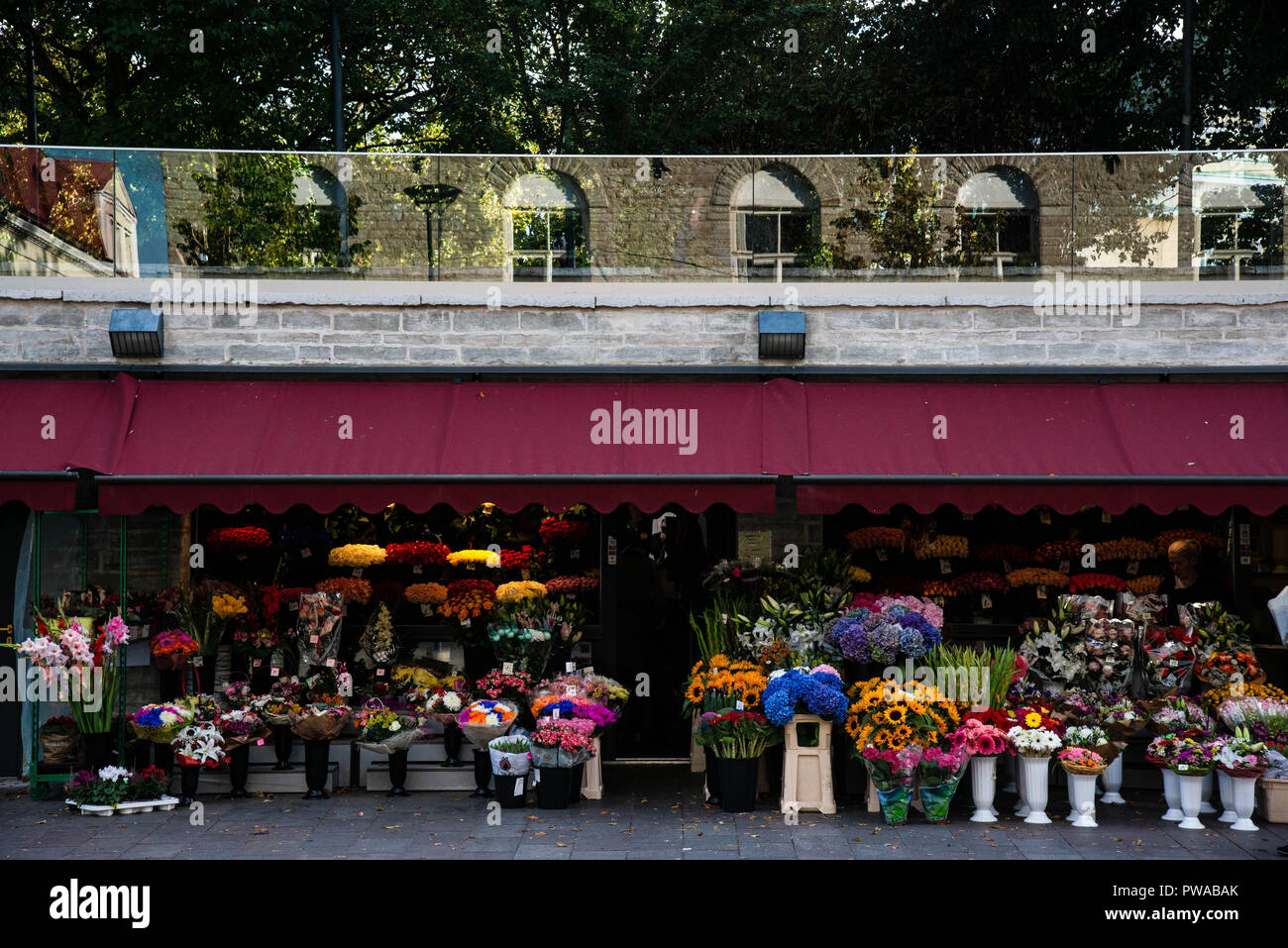 Market flower stalls hi-res stock photography and images - Alamy