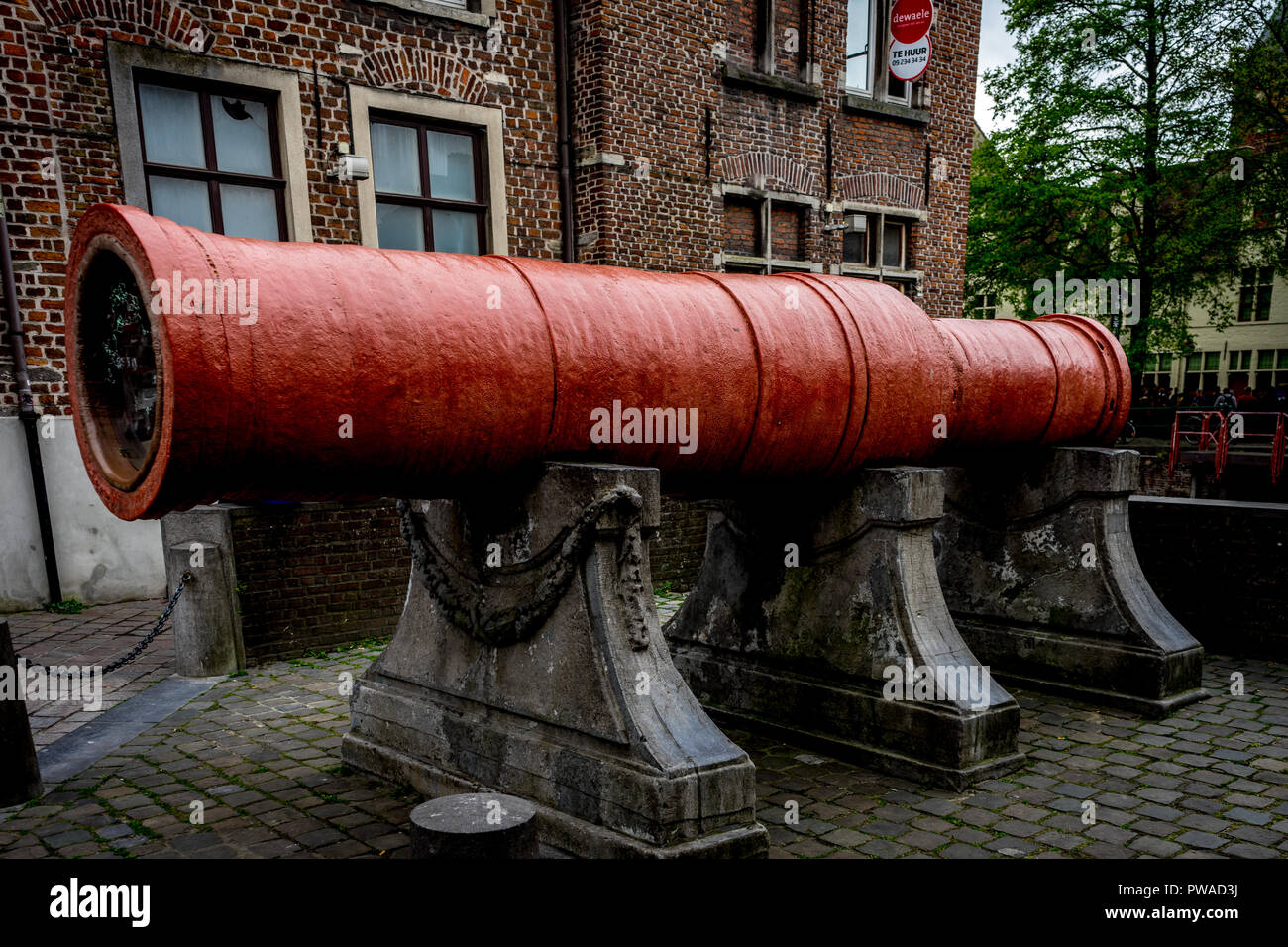 Red cannon hi-res stock photography and images - Alamy