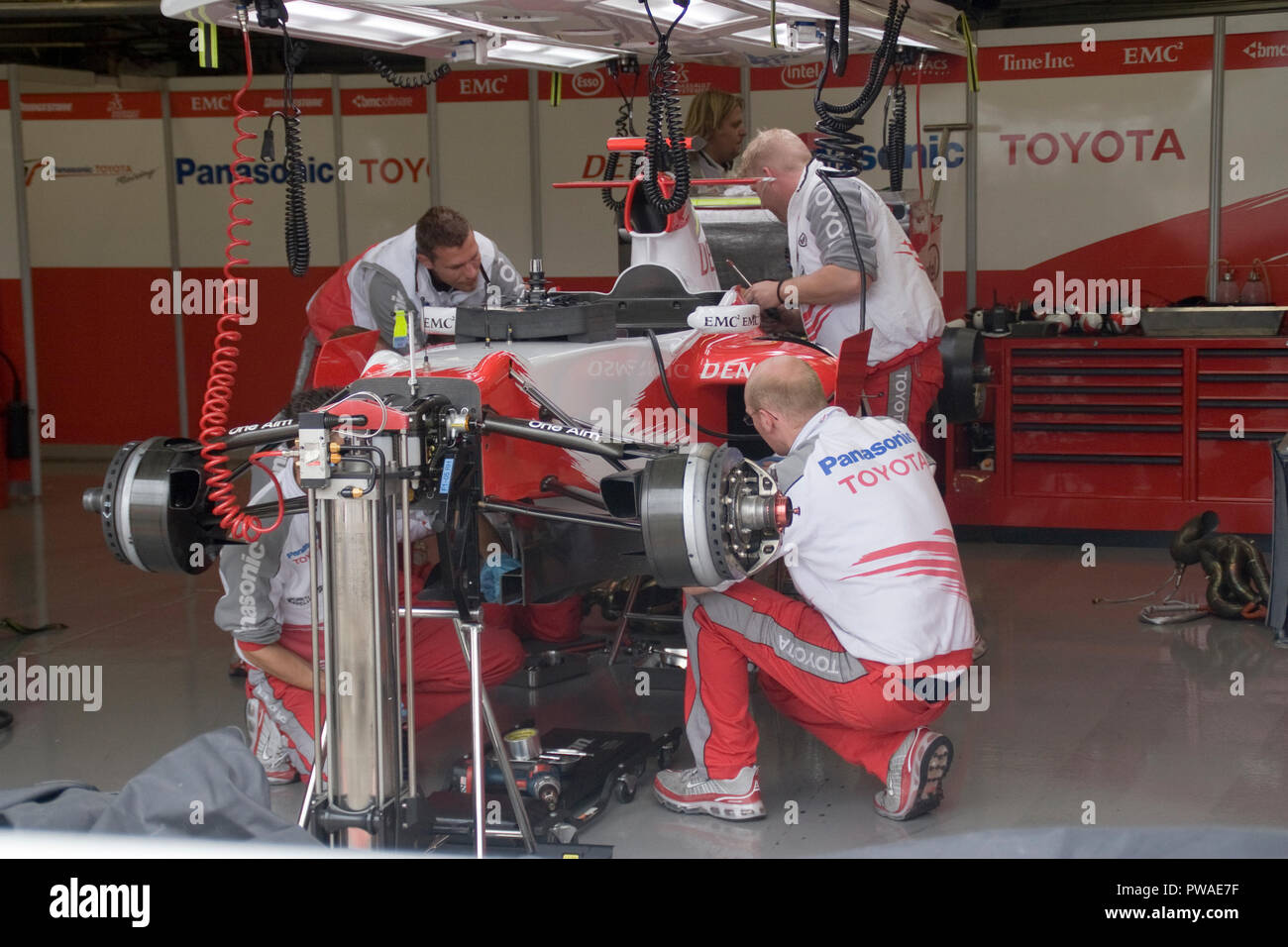 F1 pit crew hi-res stock photography and images - Alamy