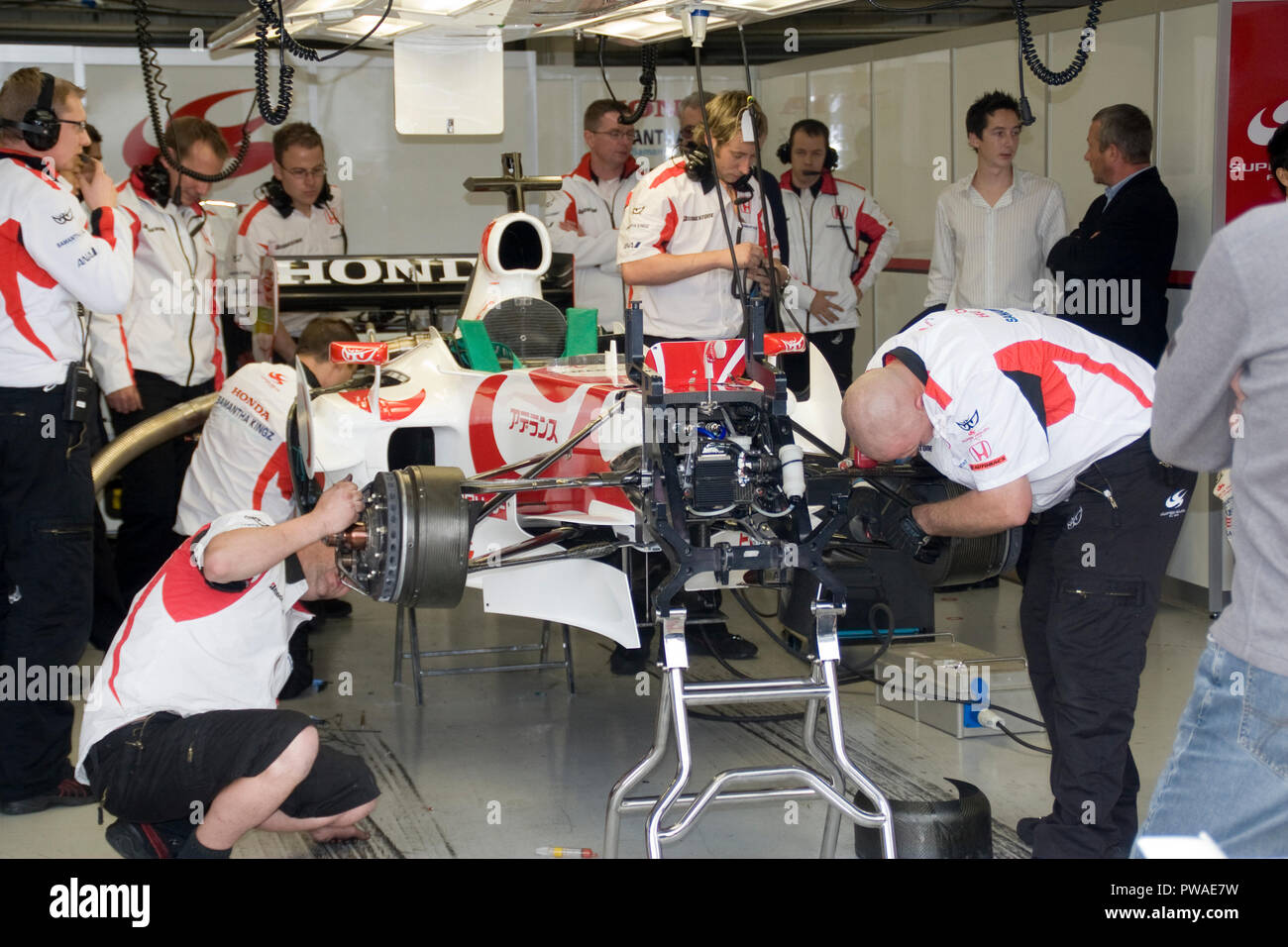 F1 pit crew hi-res stock photography and images - Alamy
