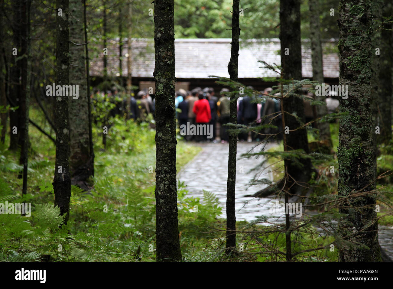 Tourists visiting Mount Paektu Secret Camp Stock Photo - Alamy