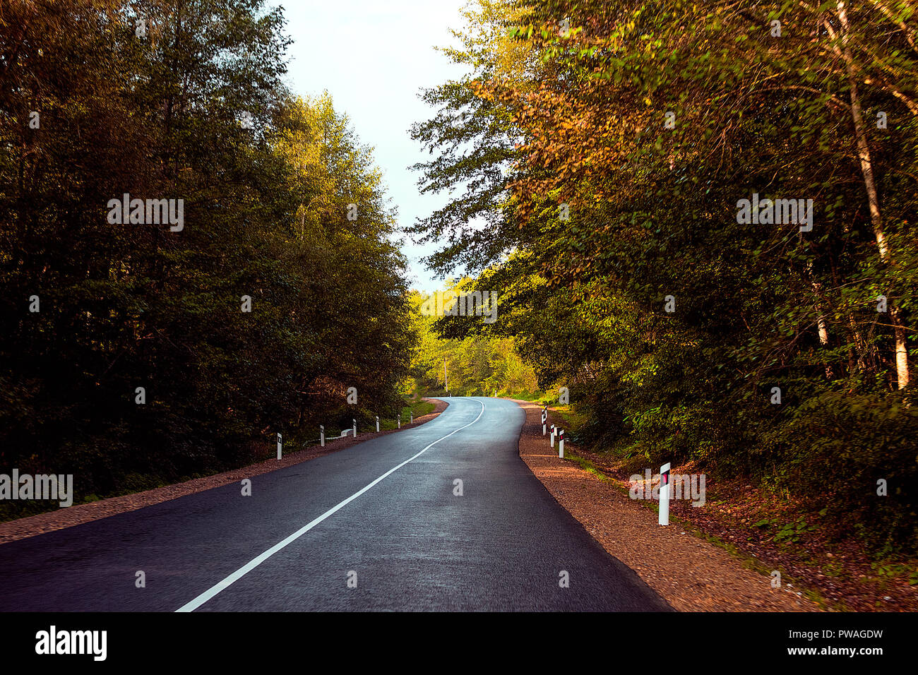 Road going into the distance hi-res stock photography and images - Alamy