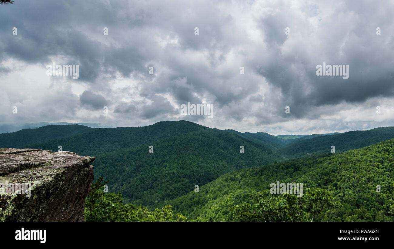 20 Minute Cliff in the Appalachian overlooking rural valley Stock Photo ...