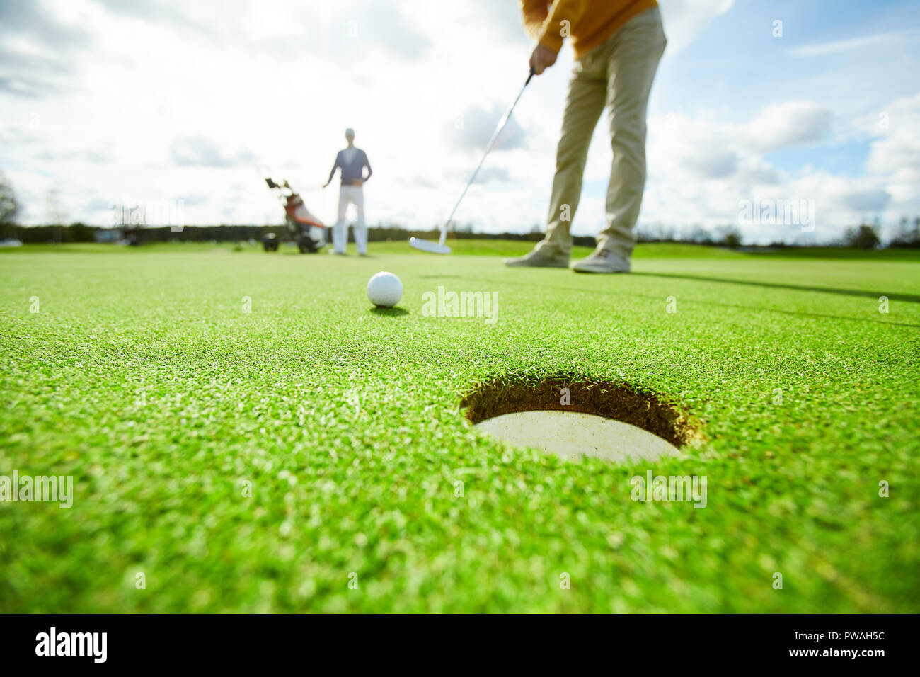 Golf ball going into hole hi-res stock photography and images - Alamy