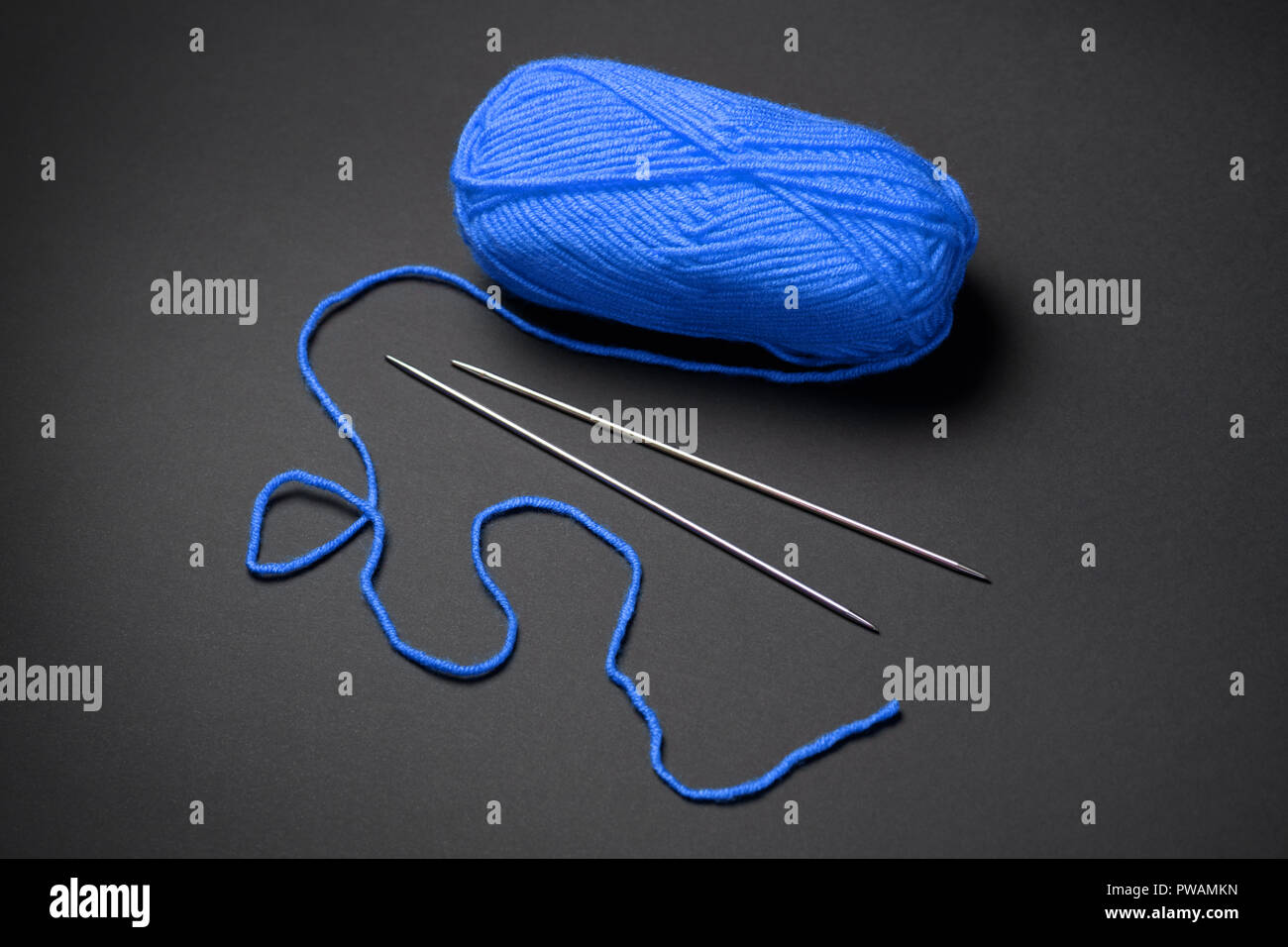 Dark blue knitting needles hi-res stock photography and images - Alamy