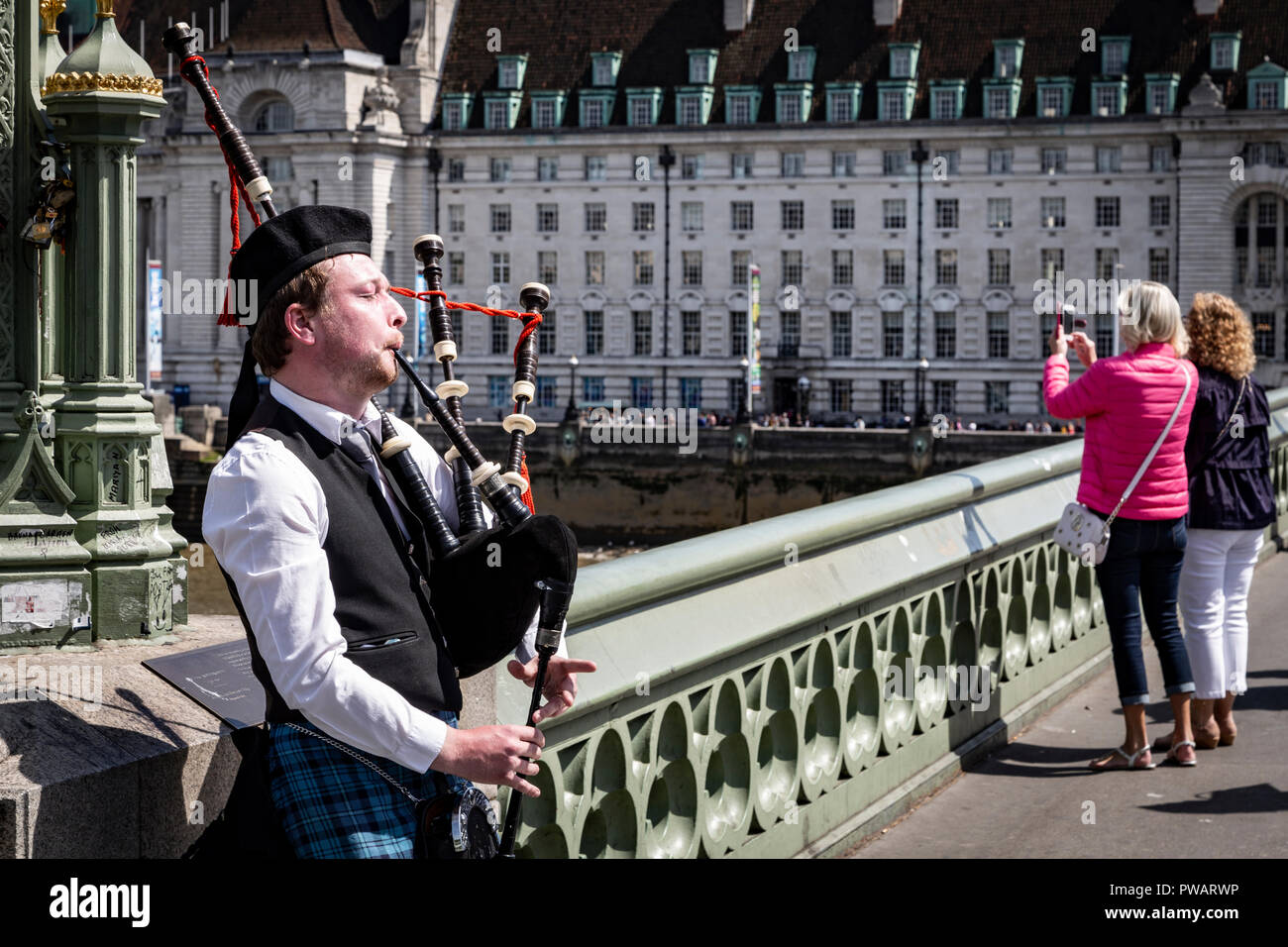 Great britain scotland bagpipes player hi-res stock photography and ...