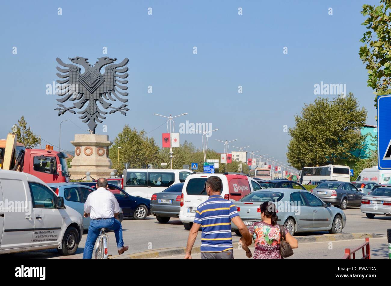 the twin headed eagle coat of arms statue ar Rrethrrotullimi i Doganës ...