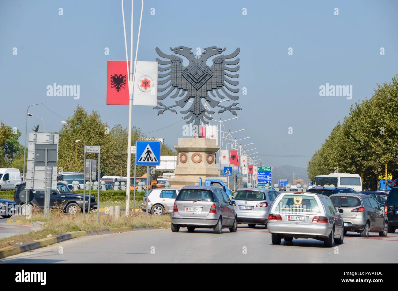 the twin headed eagle coat of arms statue ar Rrethrrotullimi i Doganës ...