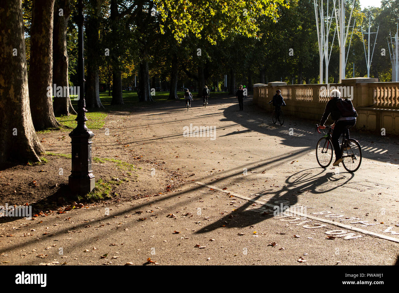 Cyclists cycle around Buckingham Palace in St James Park Stock Photo ...