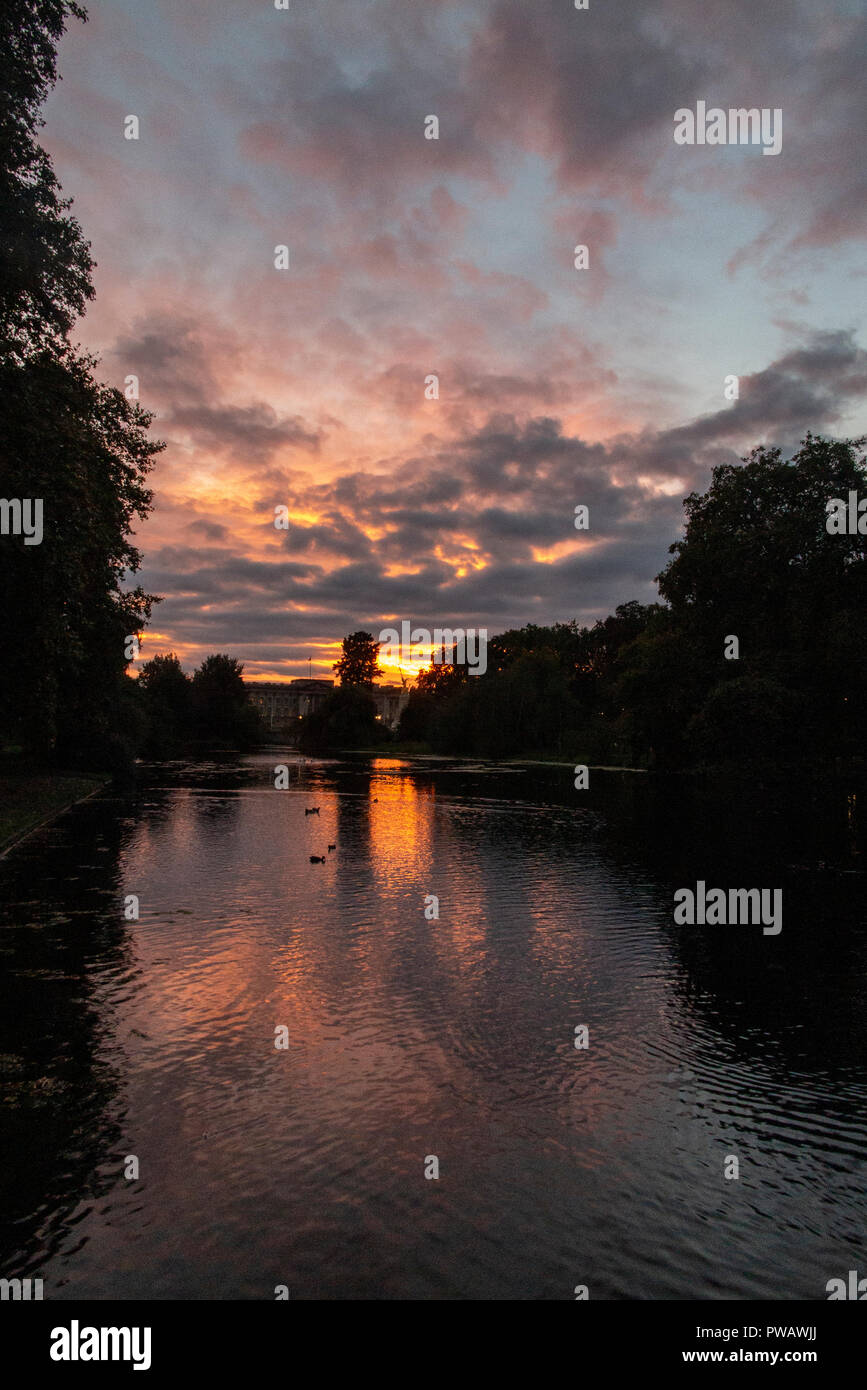 Sunset behind buckingham palace hi-res stock photography and images - Alamy