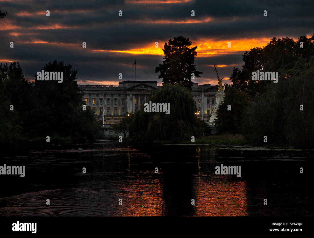 A beautiful sunset over Buckingham Palace and St James Park in late ...