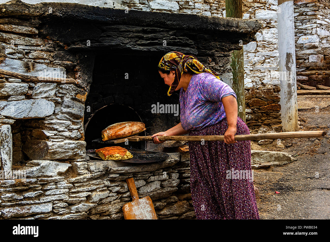 Woman making bread hi-res stock photography and images - Alamy