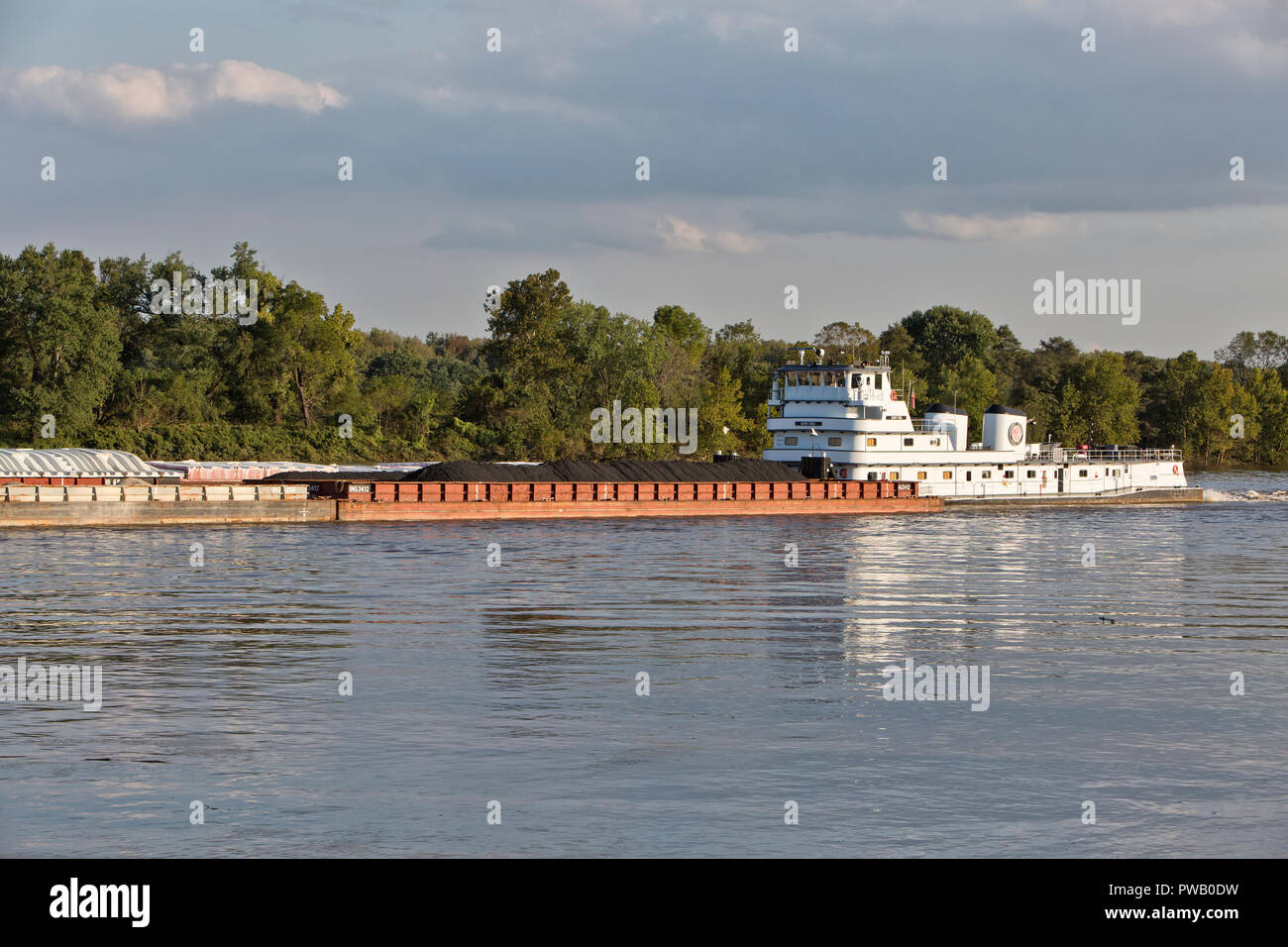 Loaded barges hi-res stock photography and images - Alamy