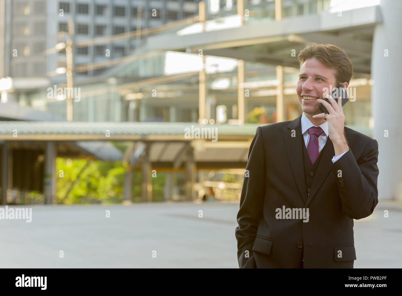 Happy people talking hi-res stock photography and images - Alamy