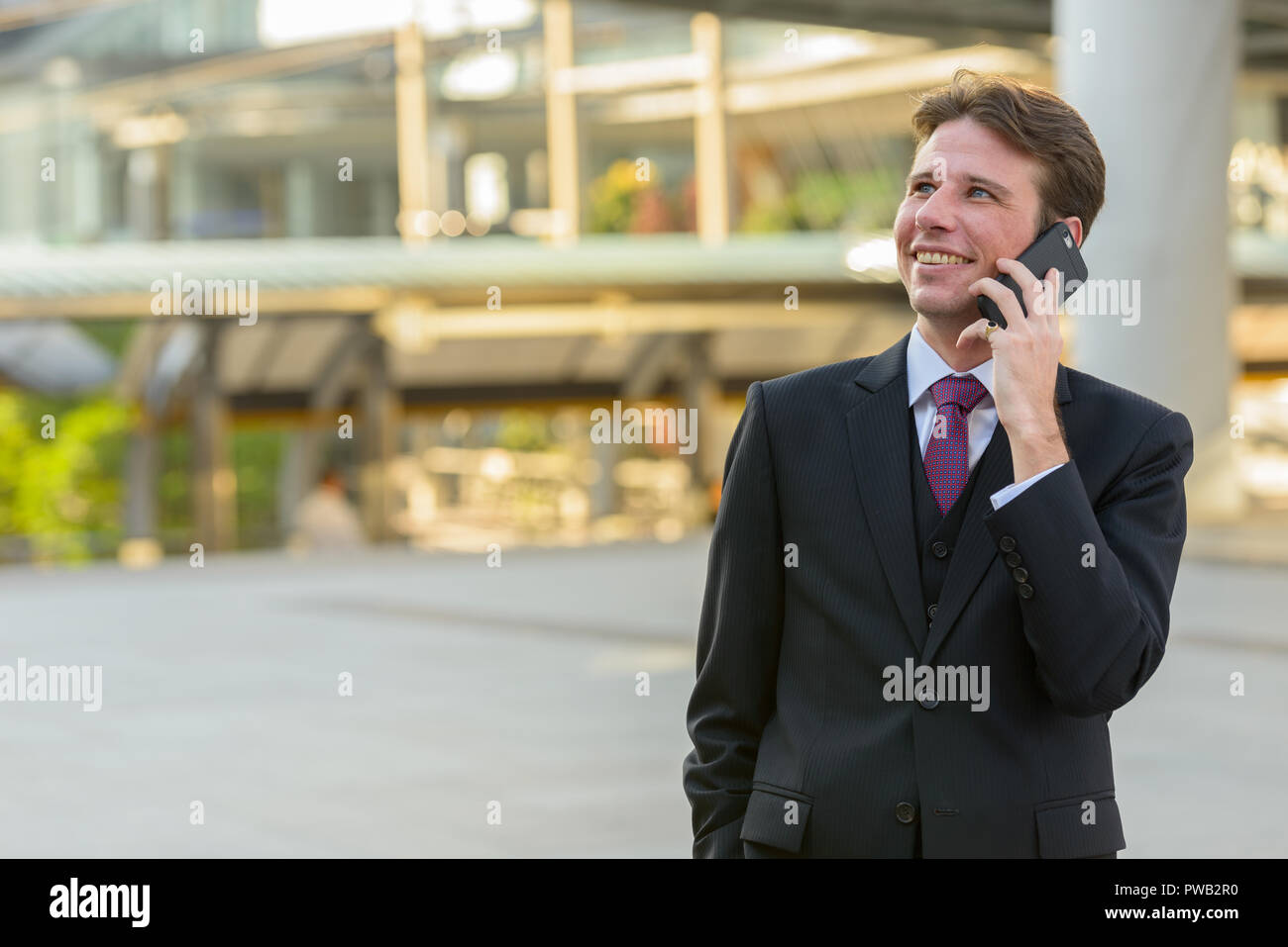 Happy people talking hi-res stock photography and images - Alamy