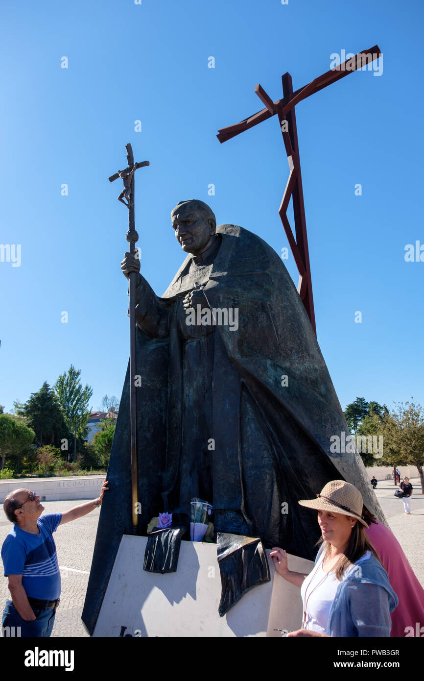Our lady of fatima statue portugal hi-res stock photography and images ...