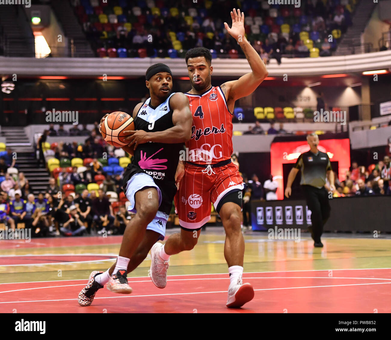 Chest pass basketball hi-res stock photography and images - Alamy
